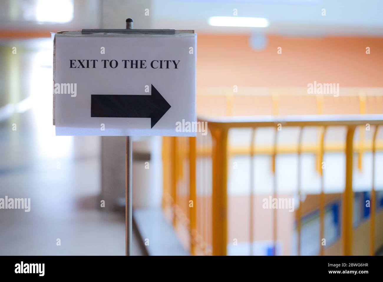 Exit sign arrow symbol hi-res stock photography and images - Alamy