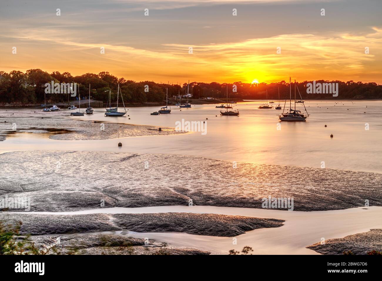It's a sequence of 5 images of a sunset in France - We can see the sun ...