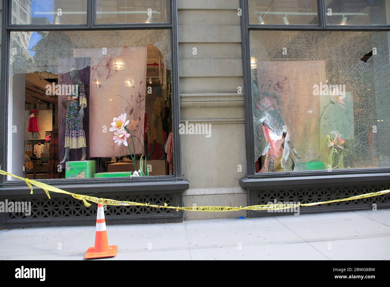 Anthropologie store windows smashed by vandals and looters after a ...