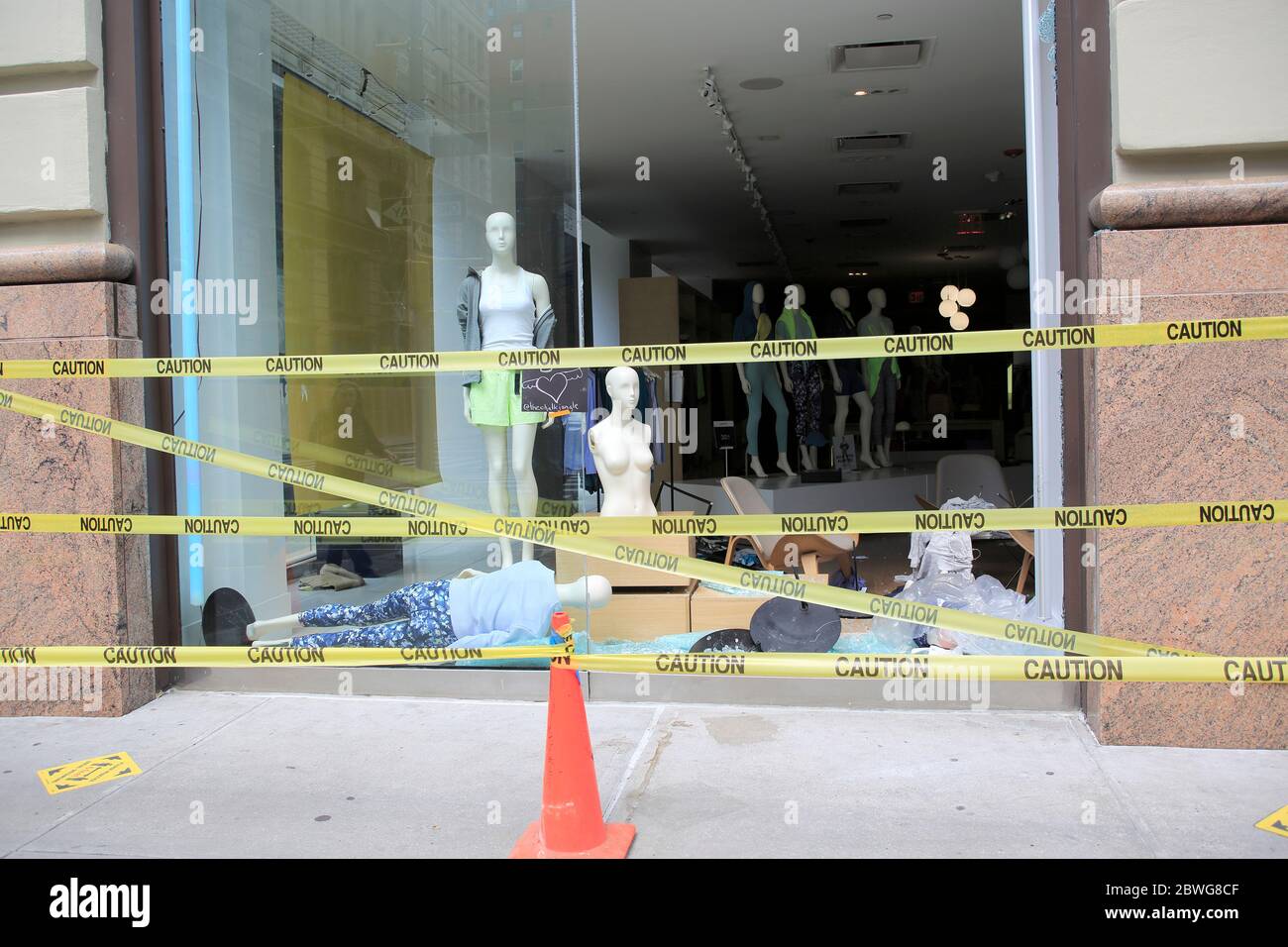 Smashed store window hi-res stock photography and images - Alamy