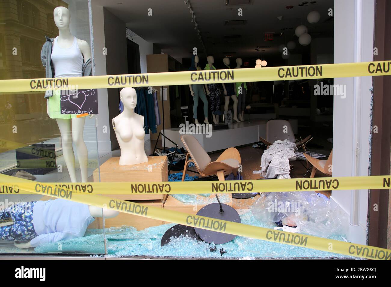 Smashed store window hi-res stock photography and images - Alamy