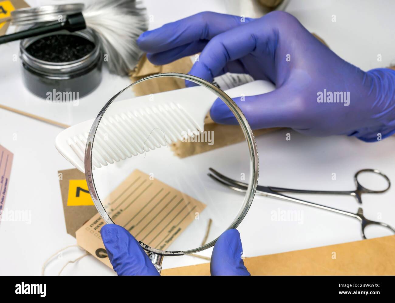 Forensic scientist hair hi-res stock photography and images - Alamy