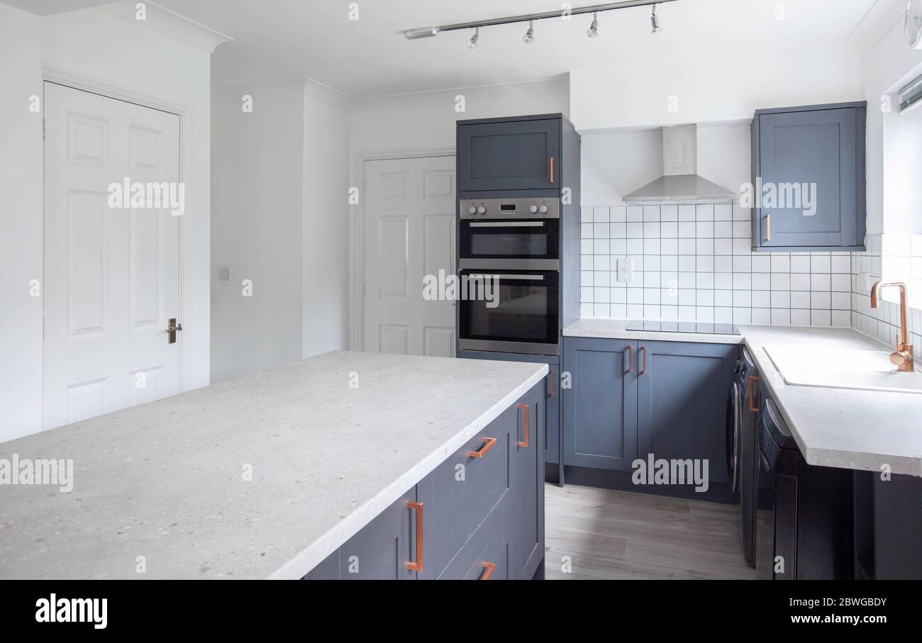 Empty kitchen cupboards hi-res stock photography and images - Alamy