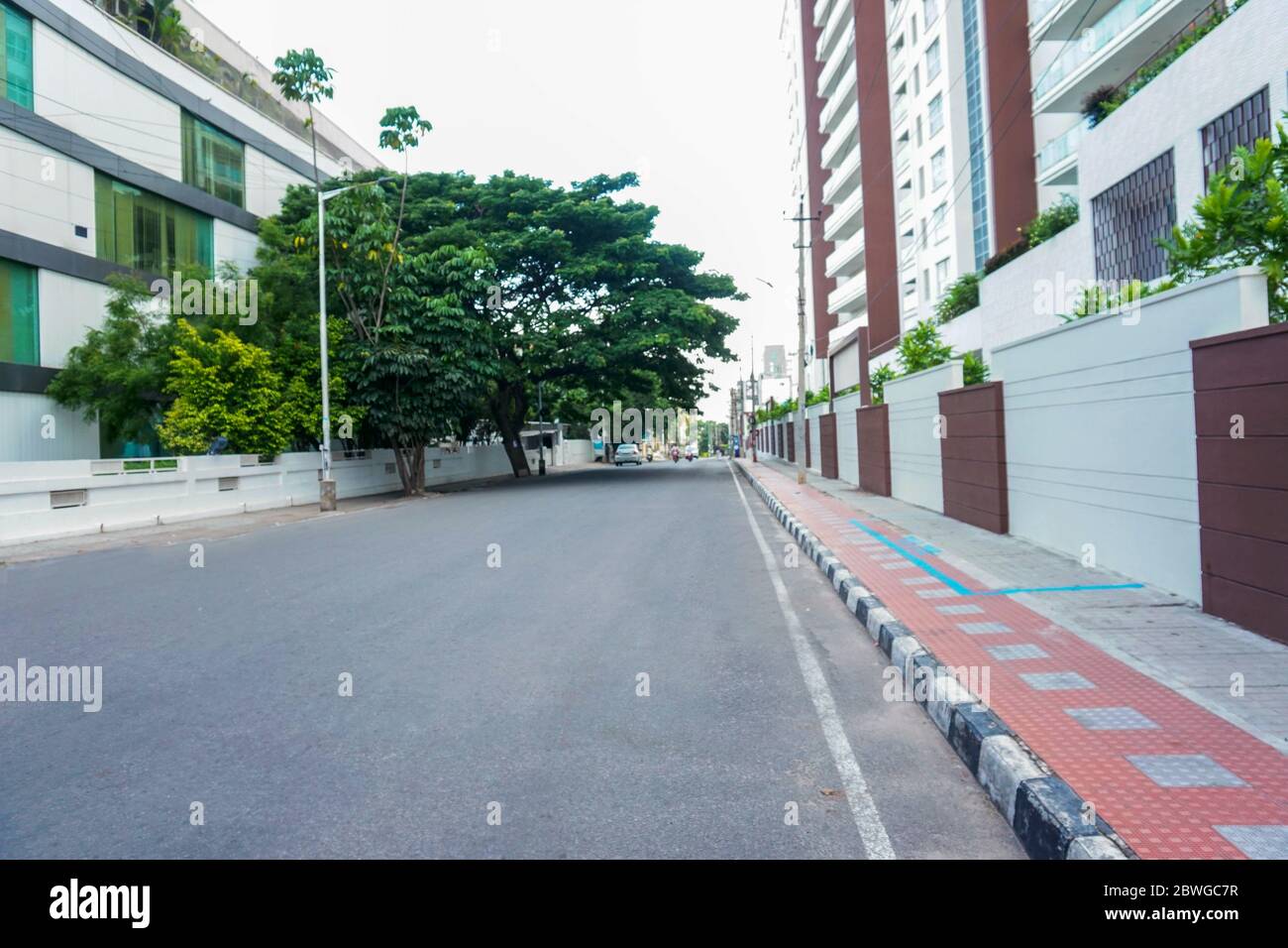 Empty road with park bengaluru india hi-res stock photography and ...
