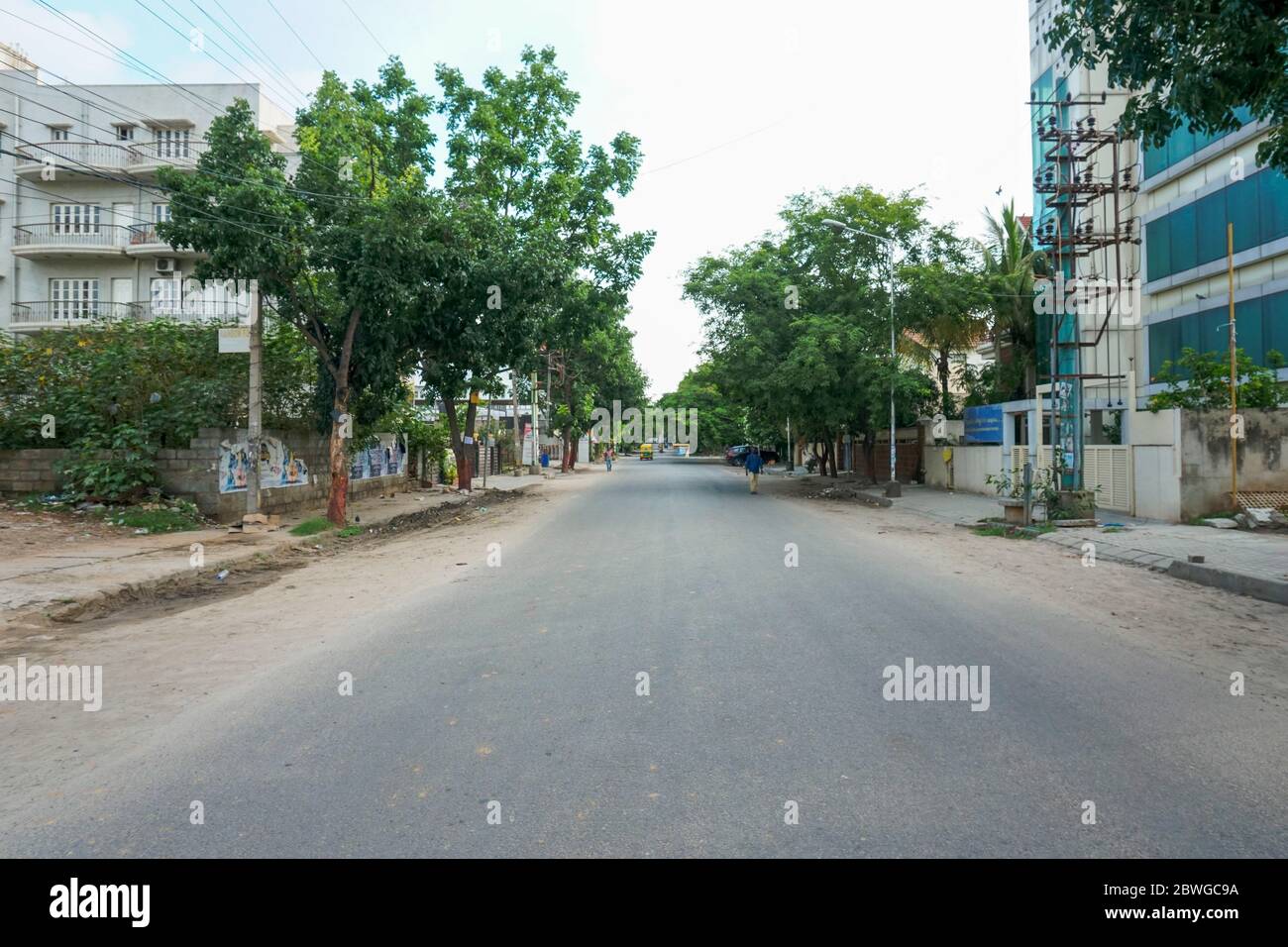 Empty road with park bengaluru india hi-res stock photography and ...