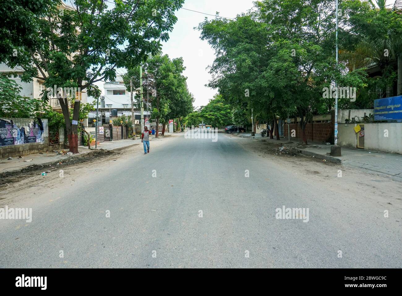 Empty road with park bengaluru india hi-res stock photography and ...