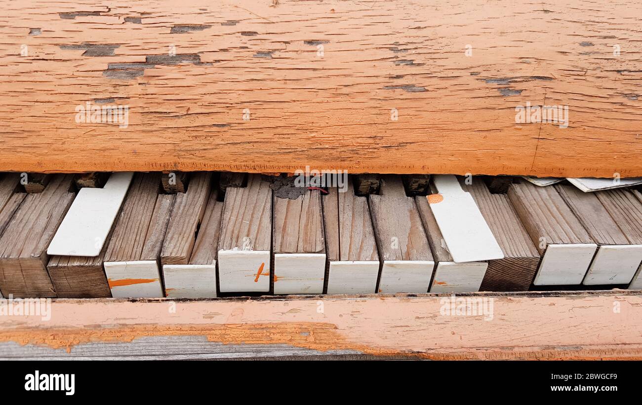 Closeup of a broken piano keyboard of an old piano Stock Photo - Alamy