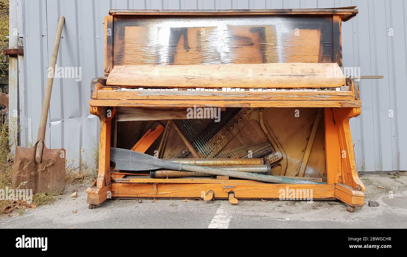 Closeup of a broken piano hi-res stock photography and images - Alamy