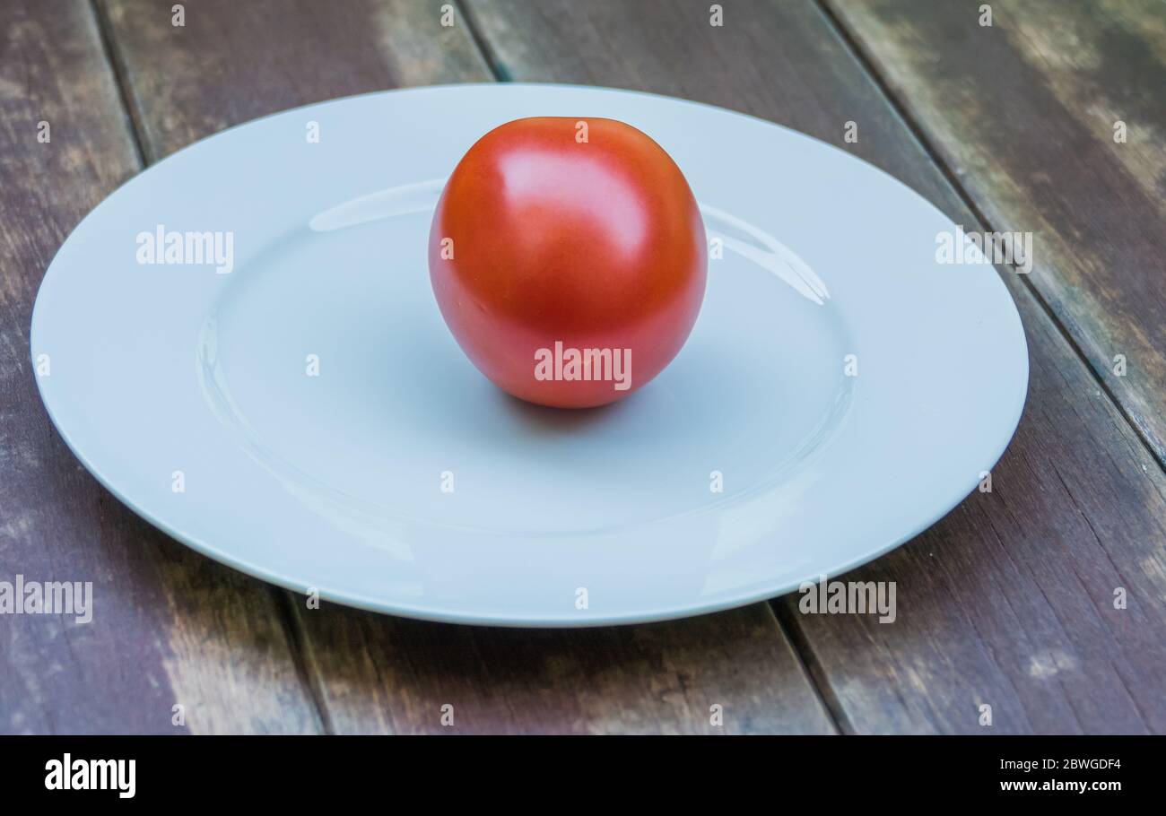 Tomato in green plate hi-res stock photography and images - Alamy