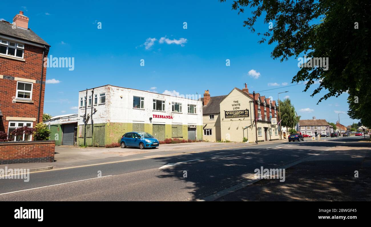 Flat roof pub uk hi-res stock photography and images - Alamy