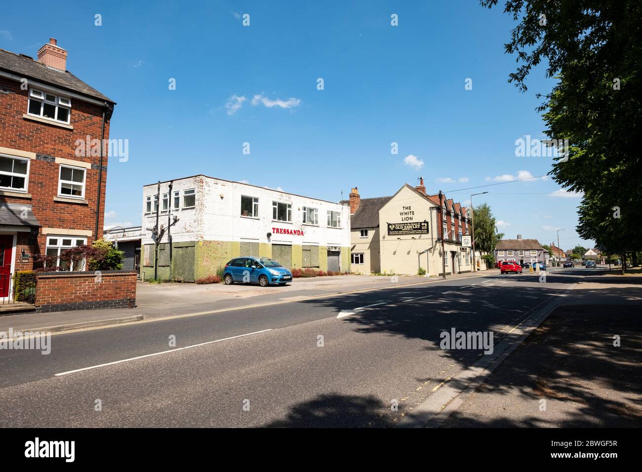 Flat roof pub hi-res stock photography and images - Alamy