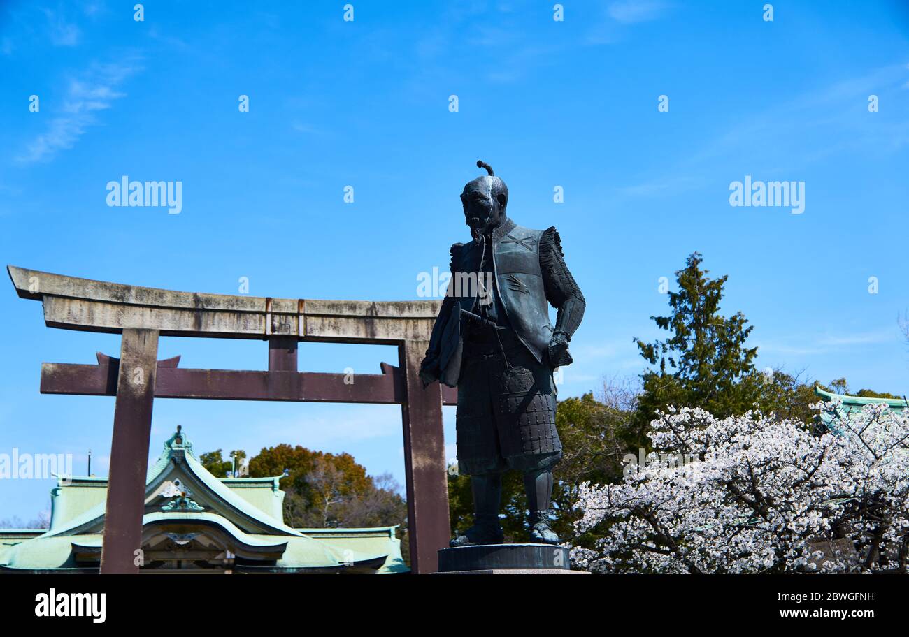 Torii of Hokoku Shrine and Statue of Toyotomi Hideyoshi in Osaka Castle ...