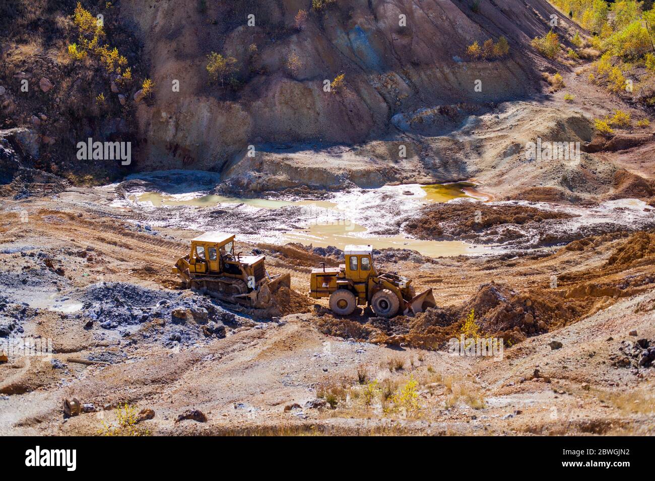 Mine pit machinery extractive industry machine digging coal Stock Photo ...