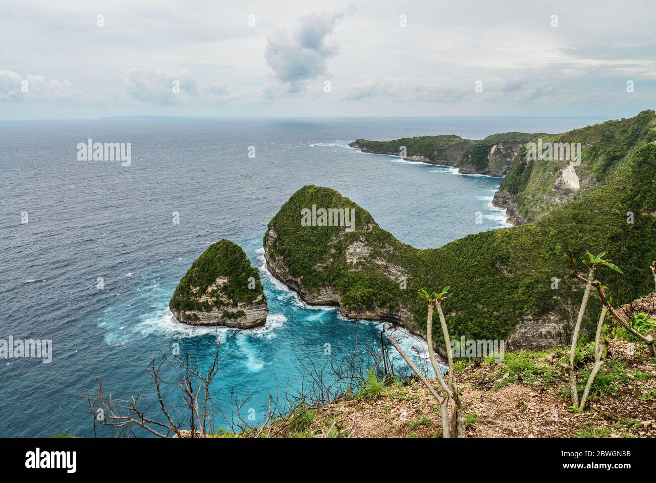 Paluang cliff above beautiful blue waters near Kelingking Beach on Nusa Penida island Stock ...