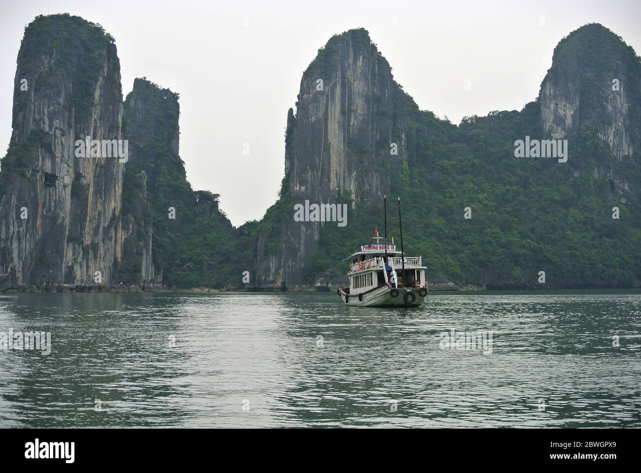 Tourist Attraction Ha long Bay Stock Photo - Alamy