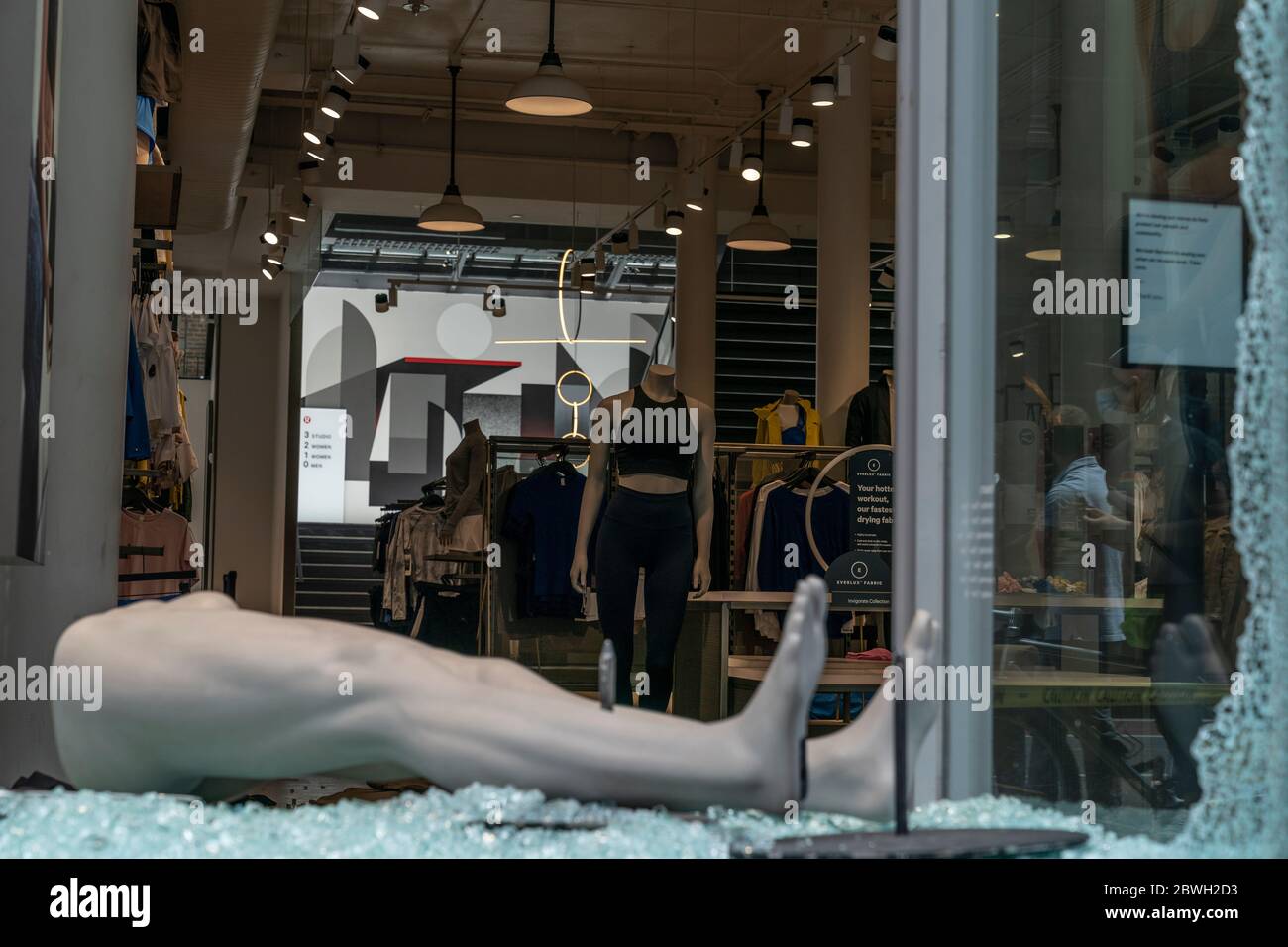 Lululemon store interior hi-res stock photography and images - Alamy