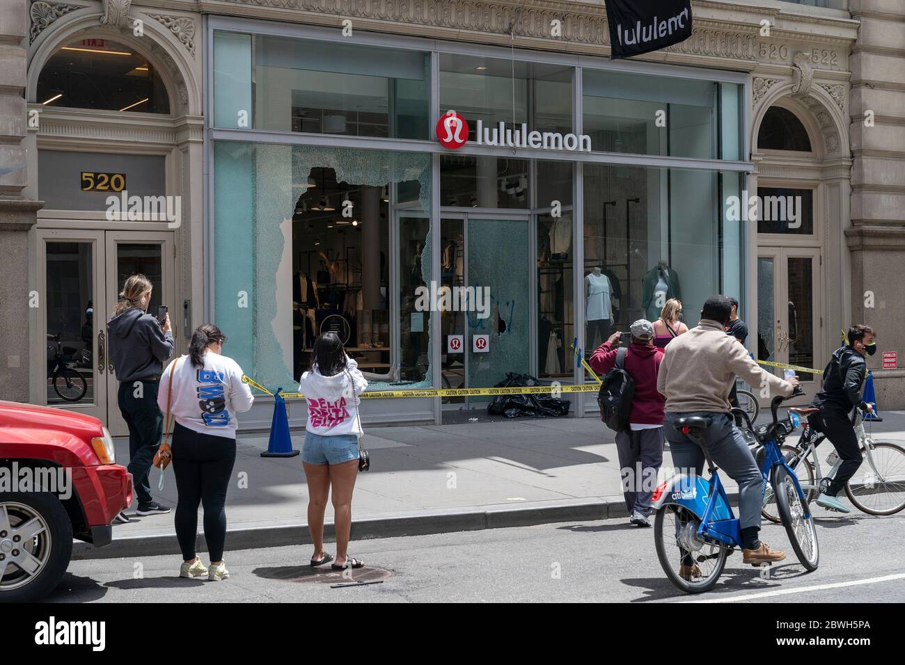 Lululemon store interior hi-res stock photography and images - Alamy
