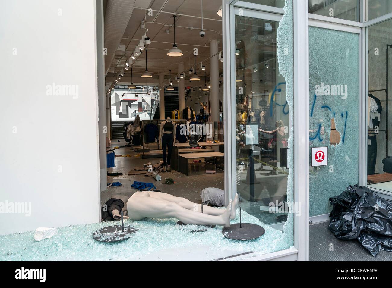 Lululemon store interior hi-res stock photography and images - Alamy