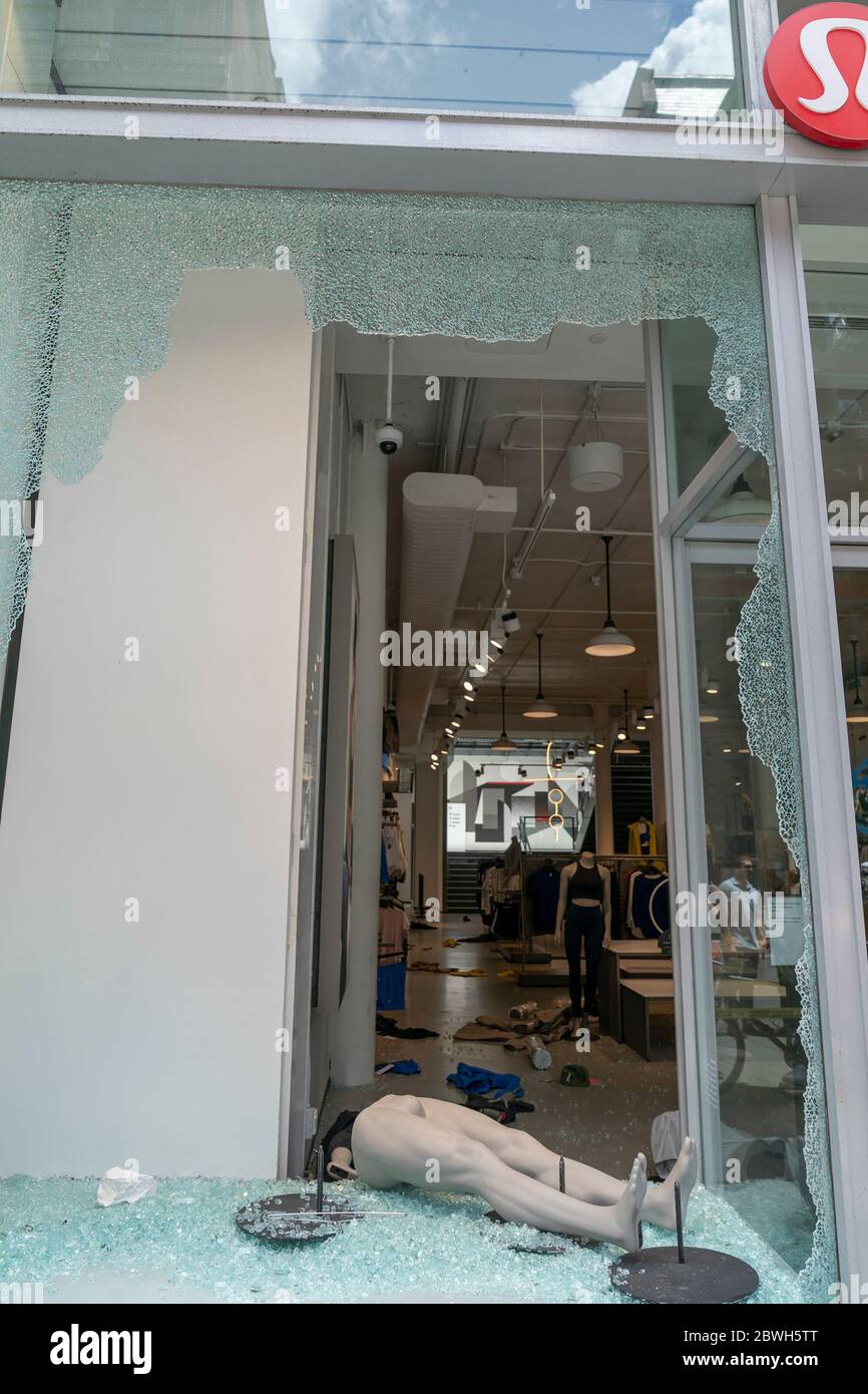 Lululemon store interior hi-res stock photography and images - Alamy