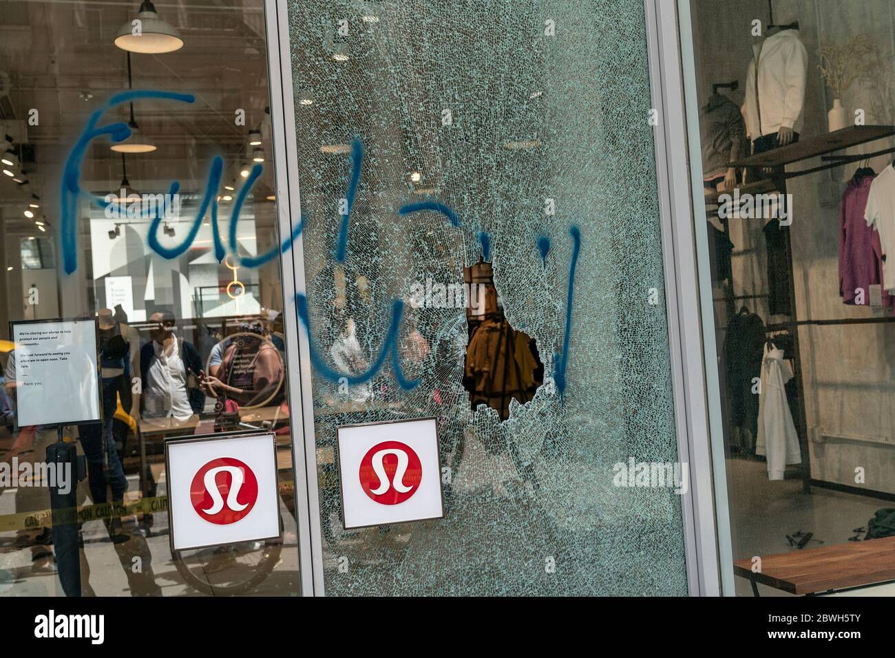 Lululemon store interior hi-res stock photography and images - Alamy