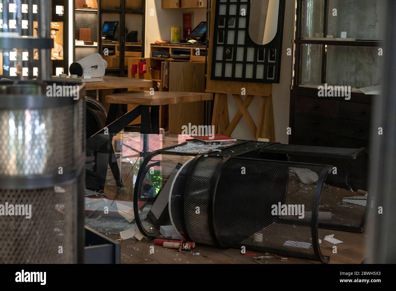 Unode50 store hi-res stock photography and images - Alamy