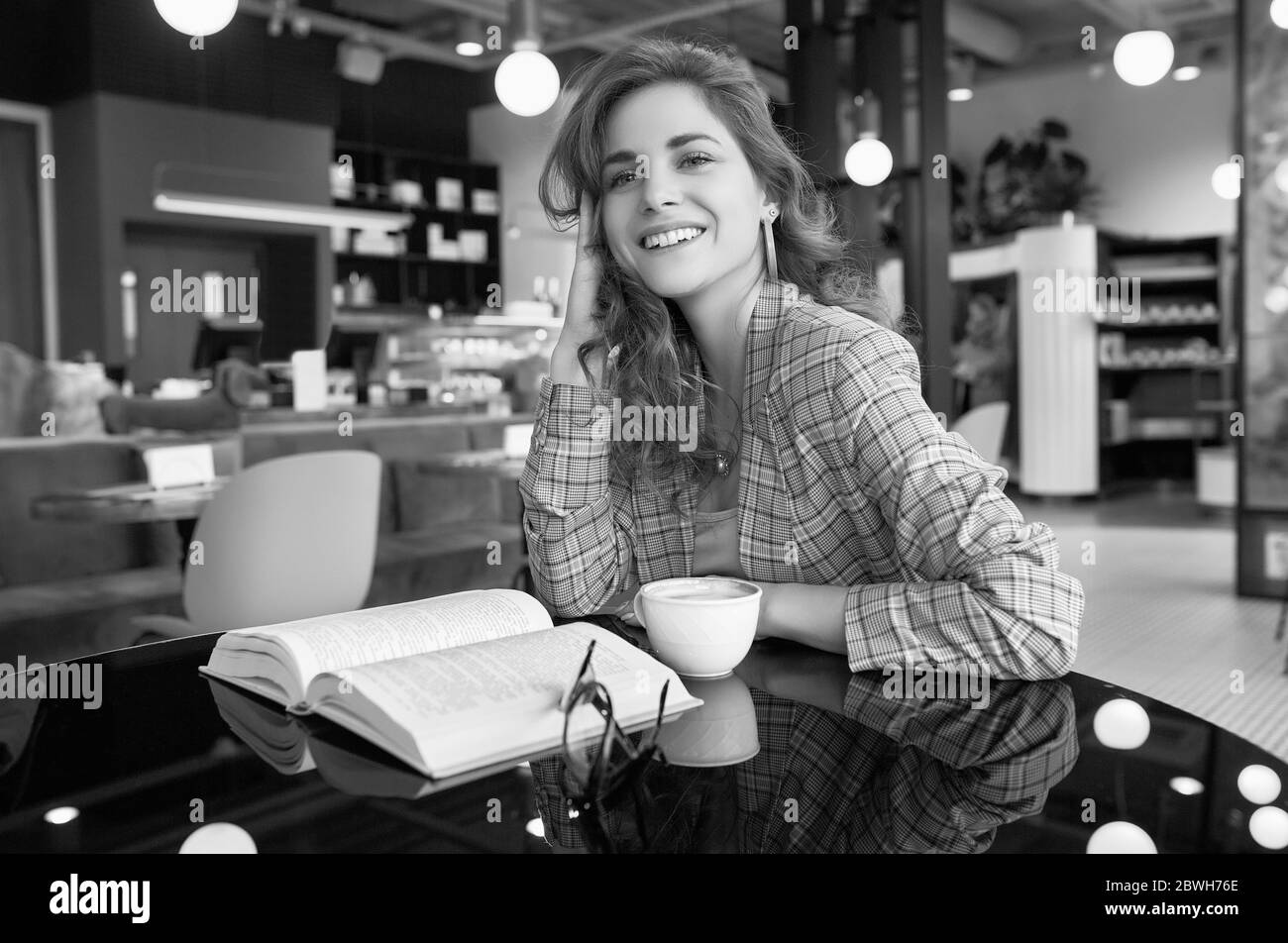 Woman bookstore cafe hi-res stock photography and images - Alamy