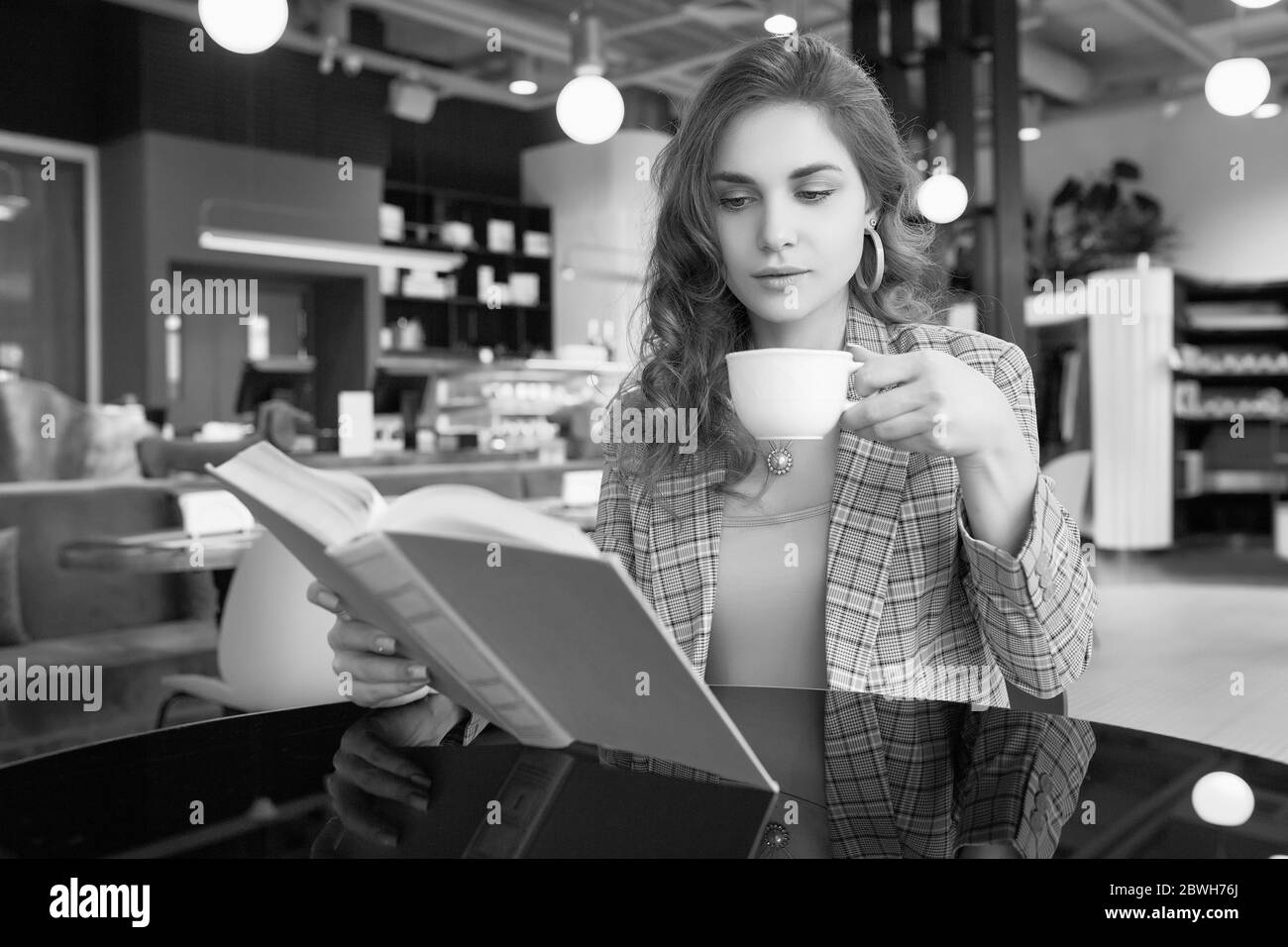 Bookstore beautiful woman hi-res stock photography and images - Alamy