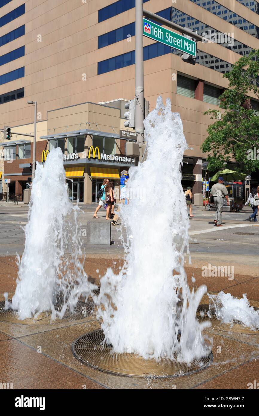 Mall fountain shopping store hi-res stock photography and images - Alamy