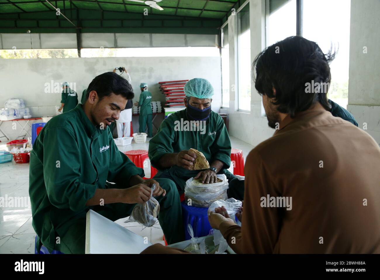 Islamabad, Pakistan. 1st June, 2020. Volunteers of a Pakistani charity ...