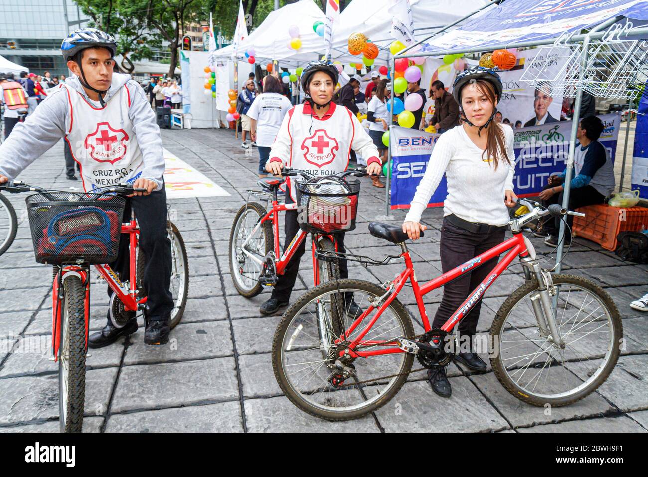 Mexico teenagers volunteers High Resolution Stock Photography and ...