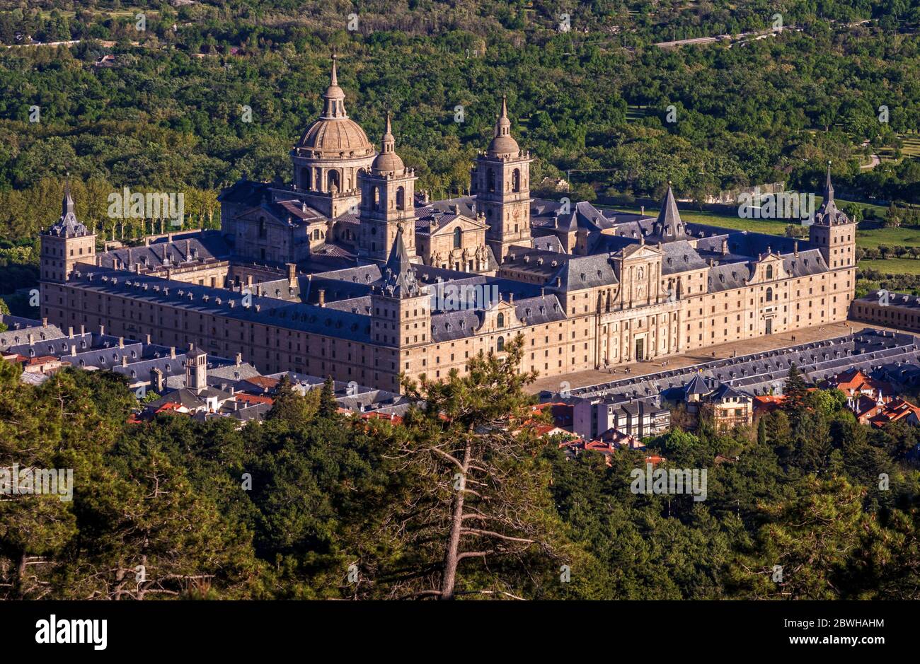 Real Monasterio de San Lorenzo de El Escorial visto desde el monte ...