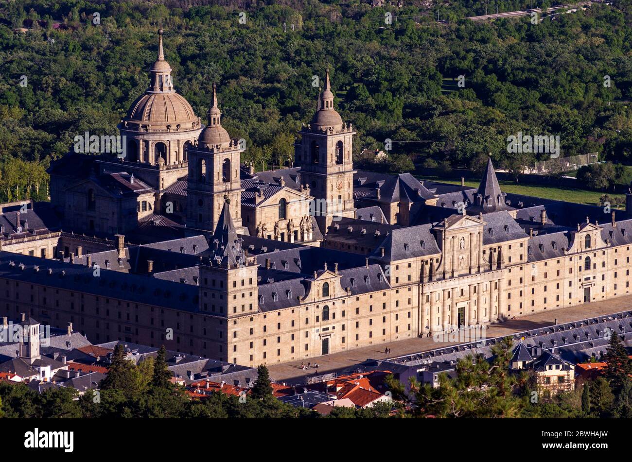 Real Monasterio de San Lorenzo de El Escorial visto desde el monte ...