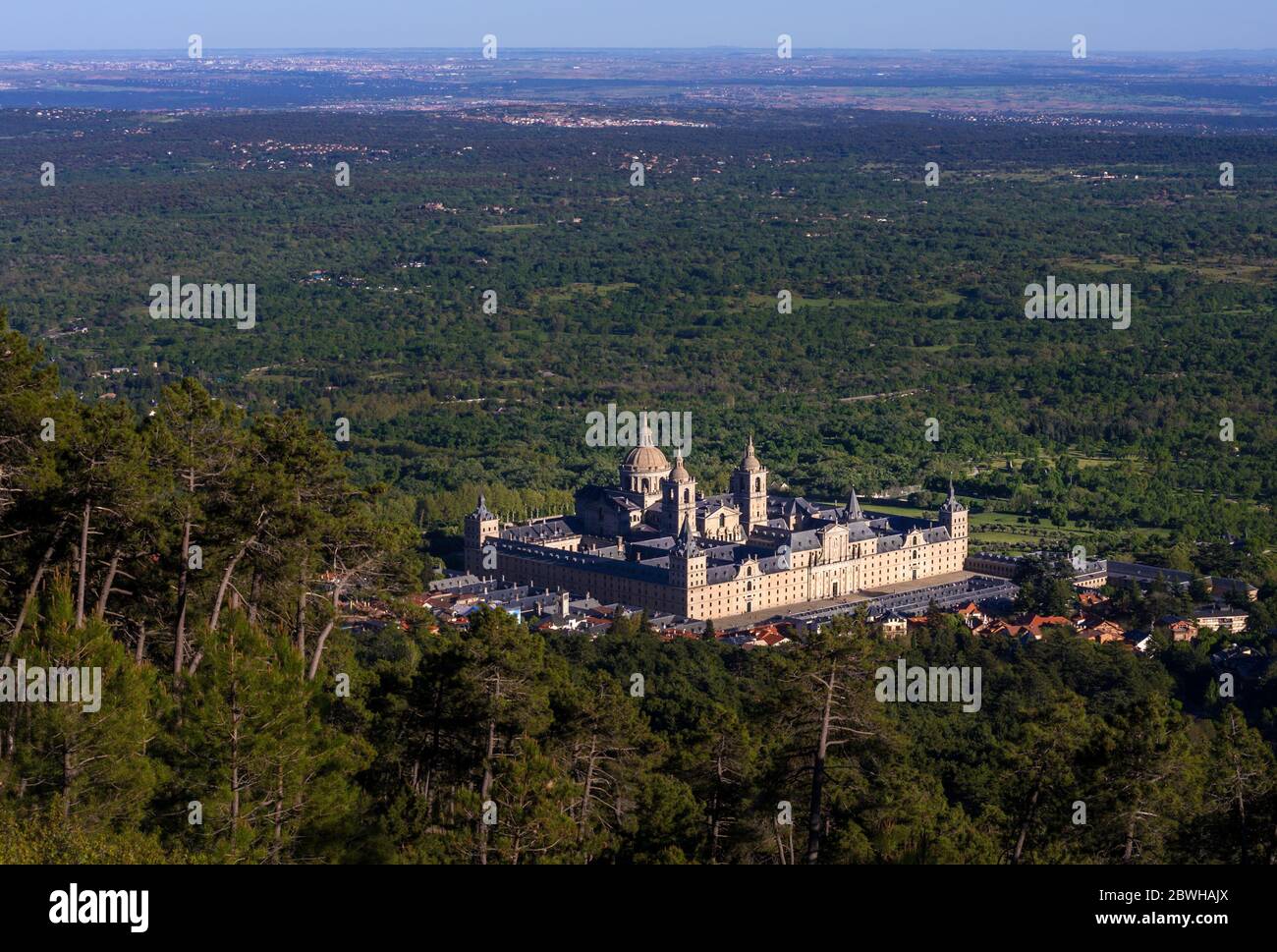 Real Monasterio de San Lorenzo de El Escorial visto desde el monte ...