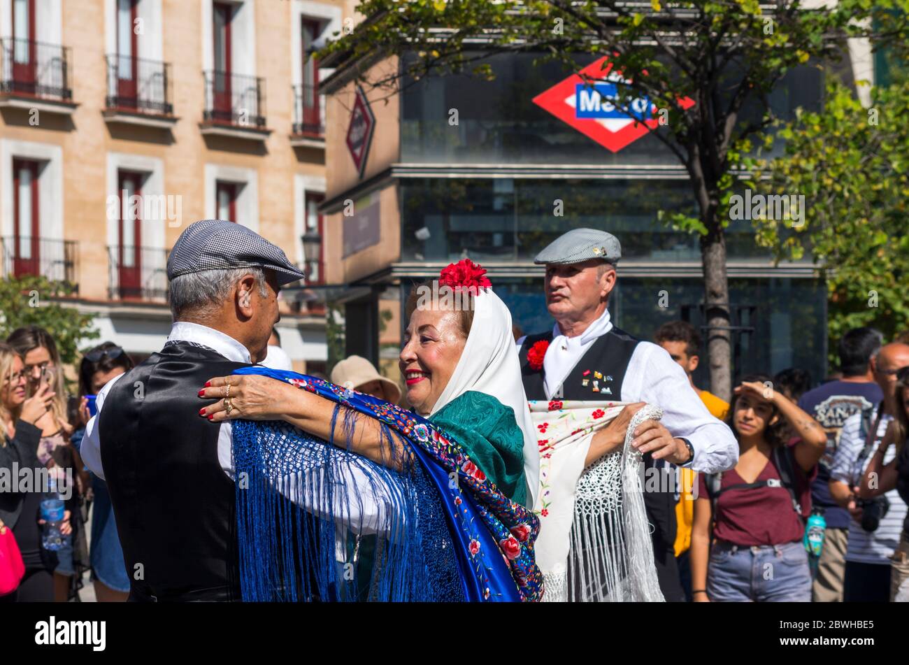 Chotis en la Plaza de Isabel II. Madrid. España Stock Photo - Alamy