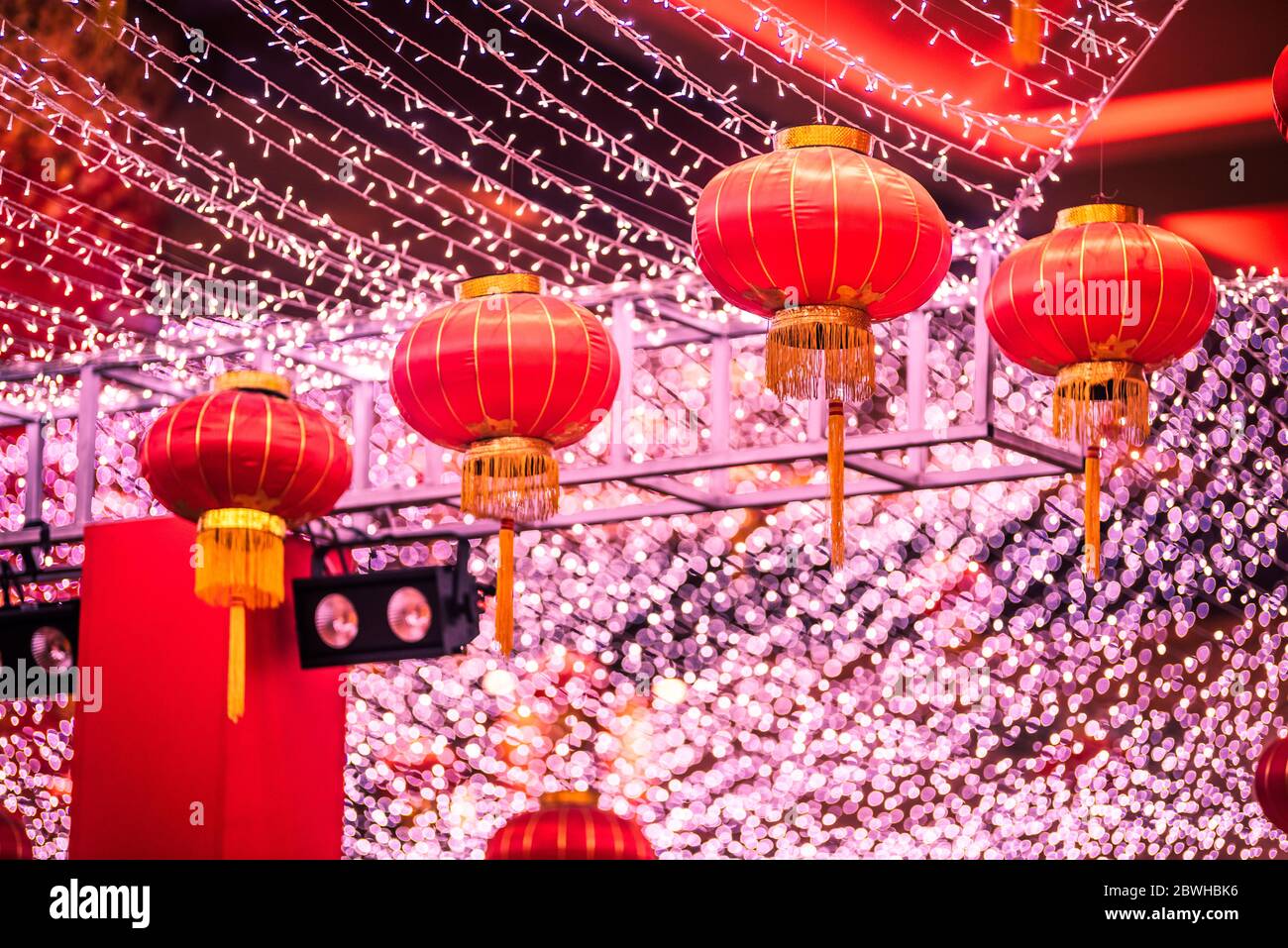 Hanging red lanterns Stock Photo - Alamy