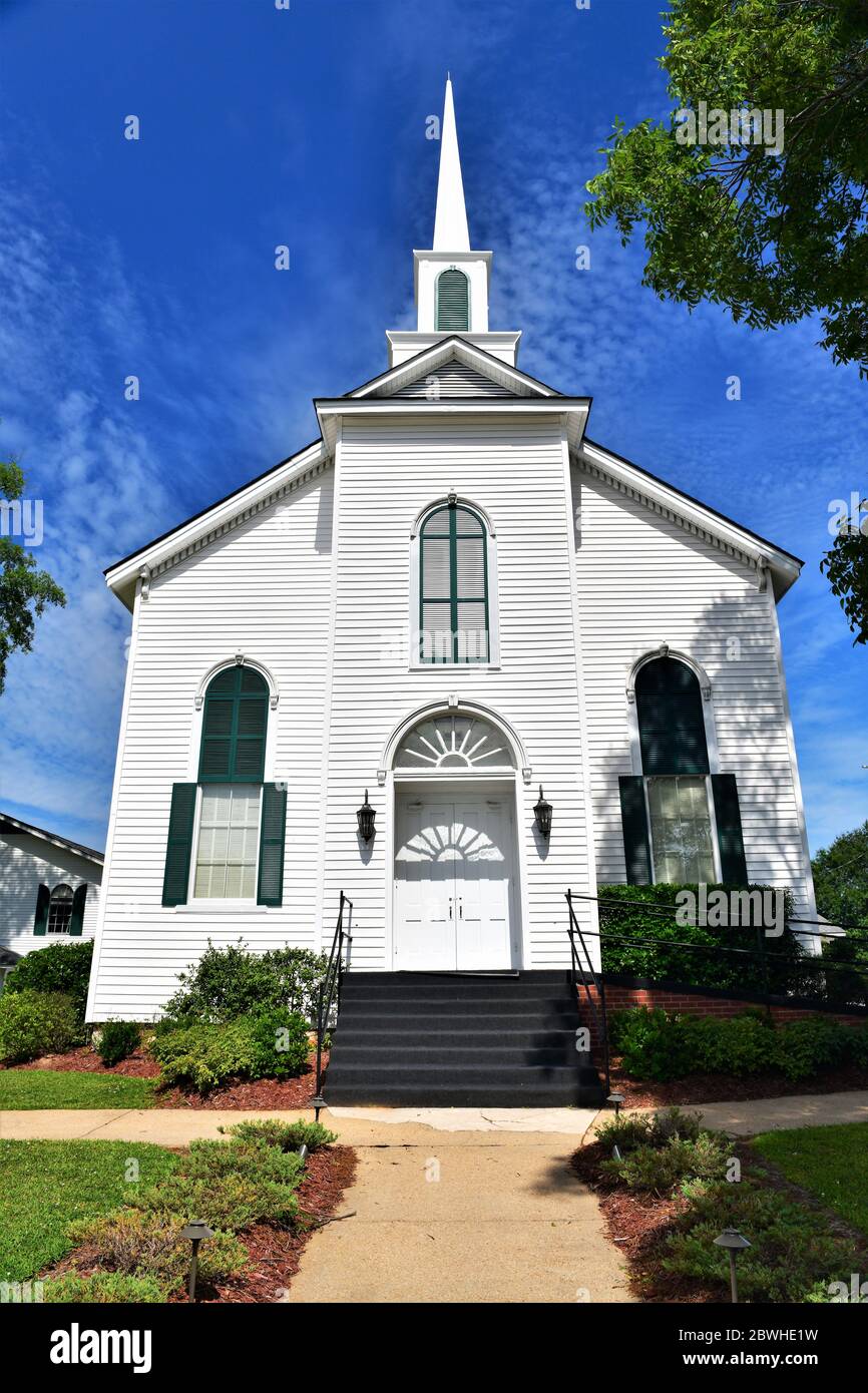 White clapboard church hi-res stock photography and images - Alamy
