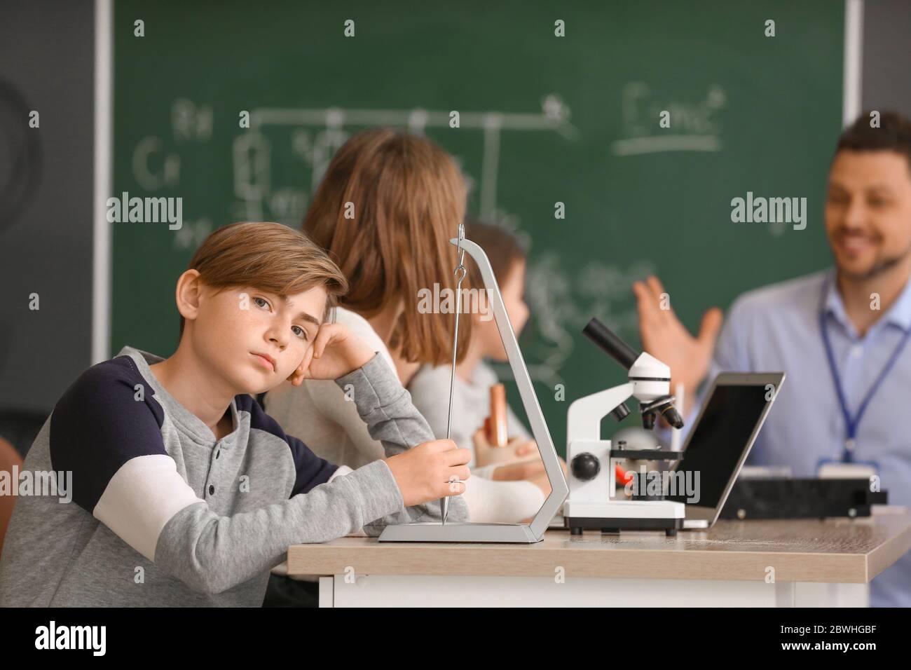 Pupils at physics lesson in classroom Stock Photo - Alamy