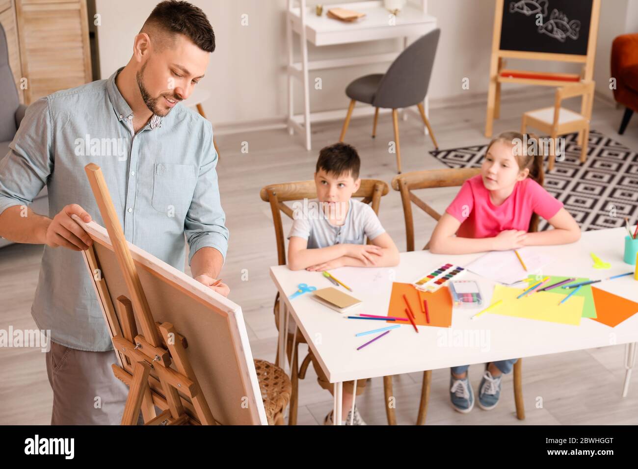 Drawing teacher giving private lessons at home Stock Photo - Alamy