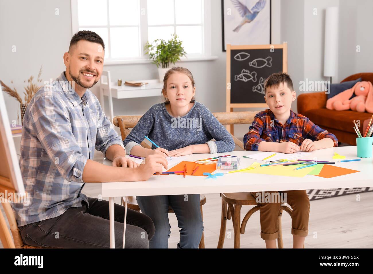 Drawing teacher giving private lessons at home Stock Photo - Alamy