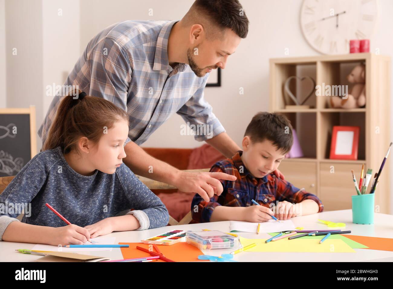 Drawing teacher giving private lessons at home Stock Photo - Alamy
