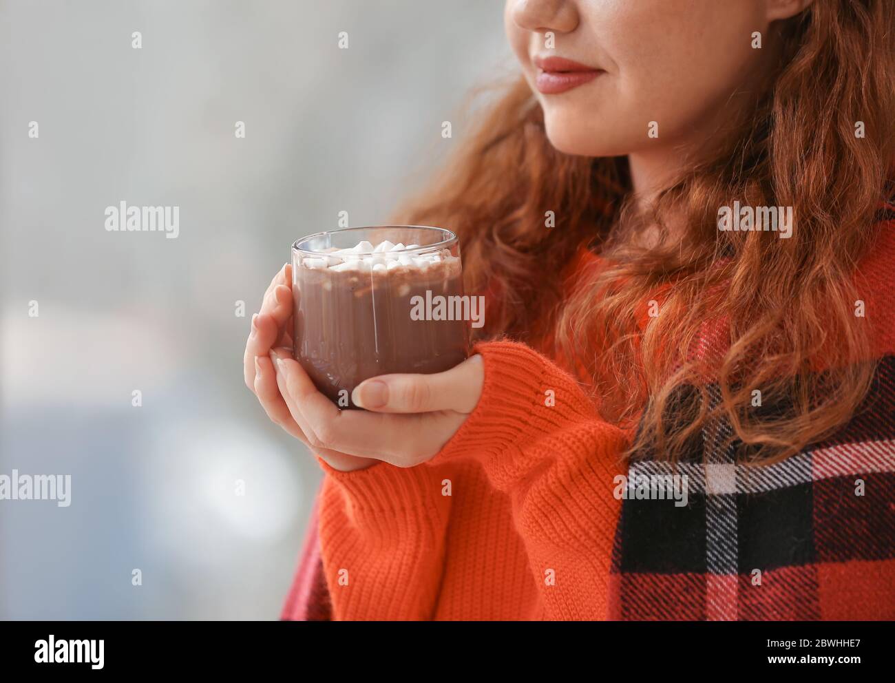 Woman drinking hot cocoa hi-res stock photography and images - Alamy