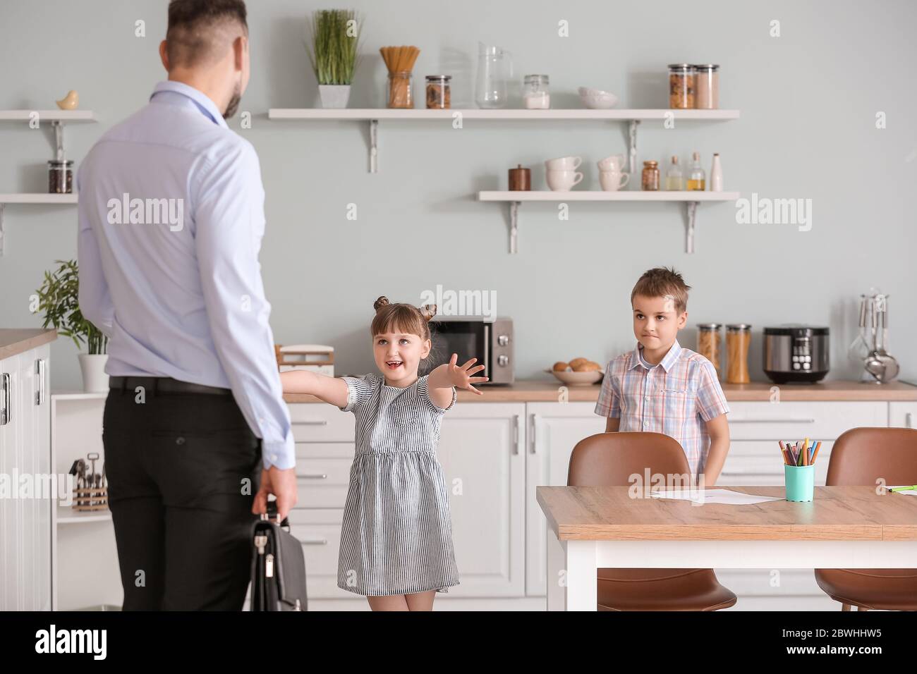 Working father coming home to children hi-res stock photography and ...