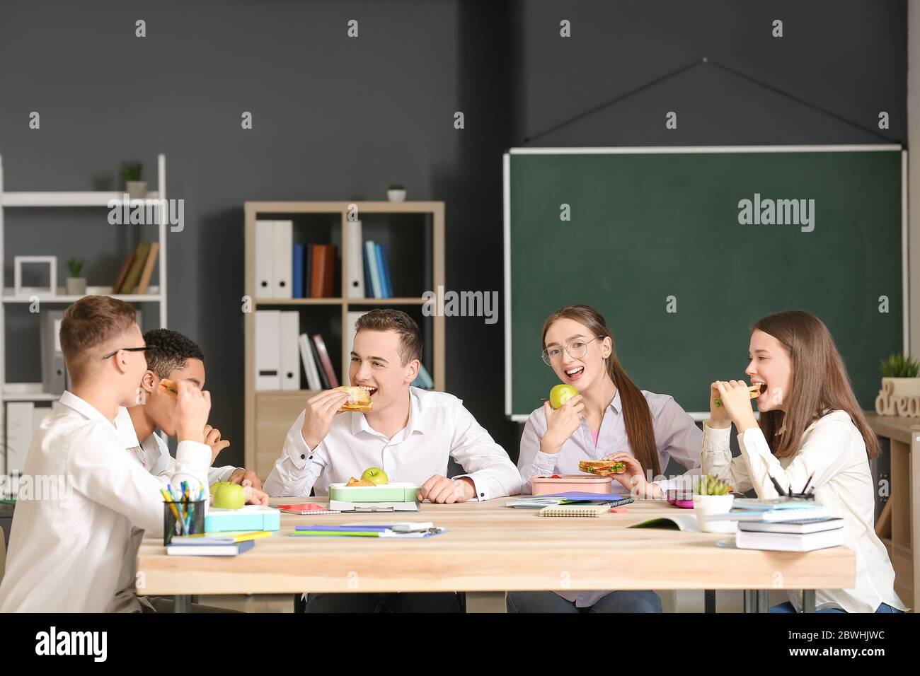 Student eating classroom hi-res stock photography and images - Alamy