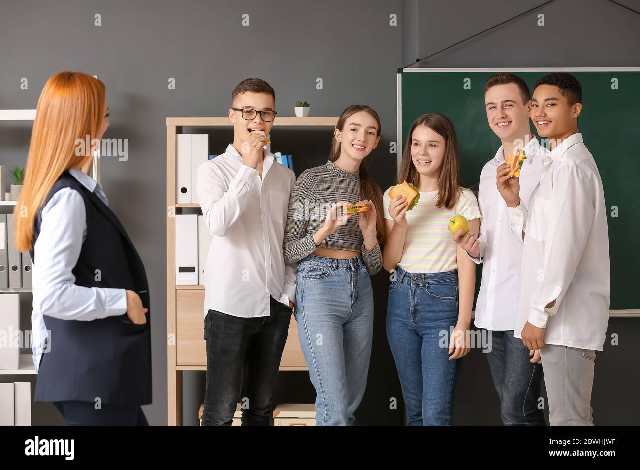 Pupils having lunch in classroom Stock Photo - Alamy