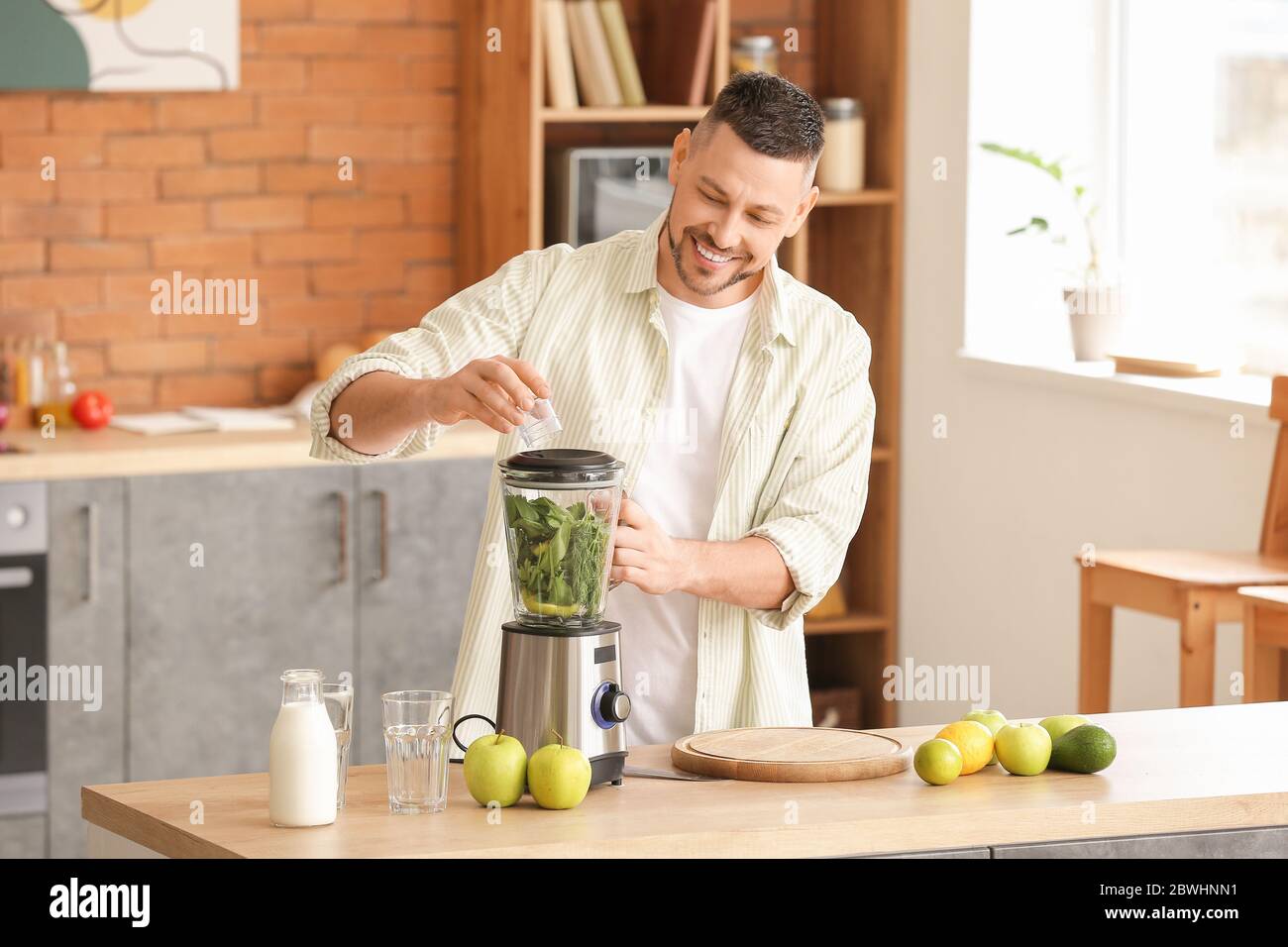 Man making healthy smoothie hi-res stock photography and images - Alamy