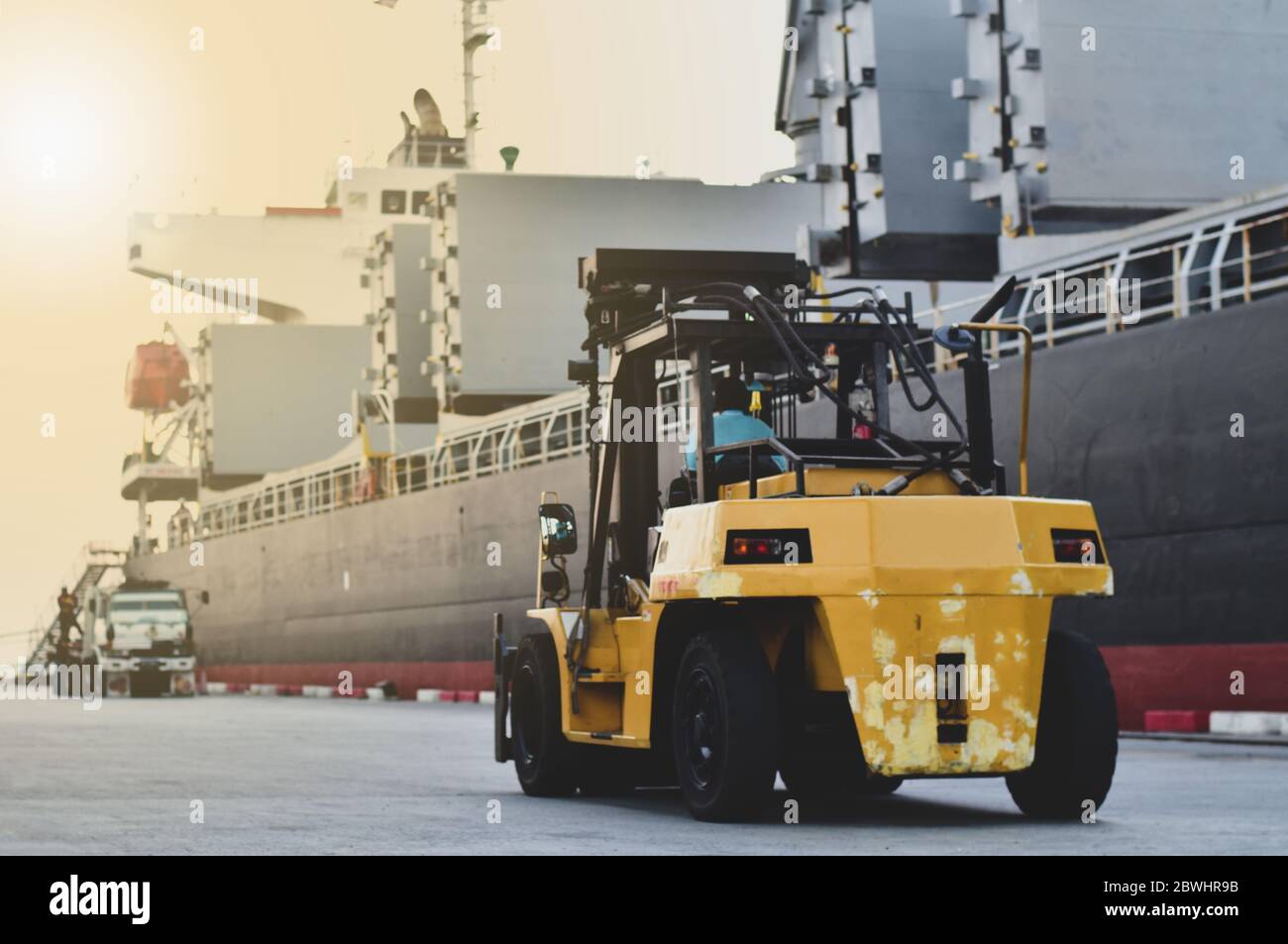 Container ship unloading train hi-res stock photography and images - Alamy