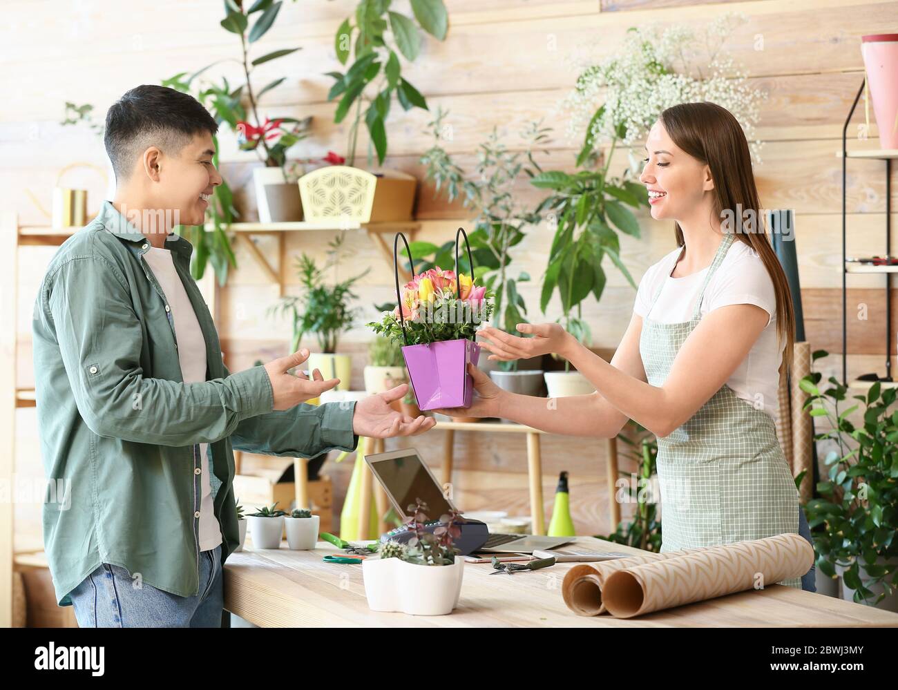 Making gift basket hi-res stock photography and images - Alamy