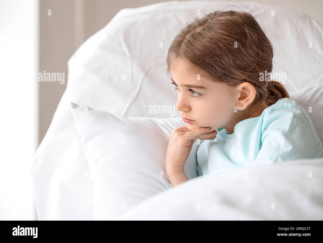 Cute little girl in hospital room Stock Photo - Alamy