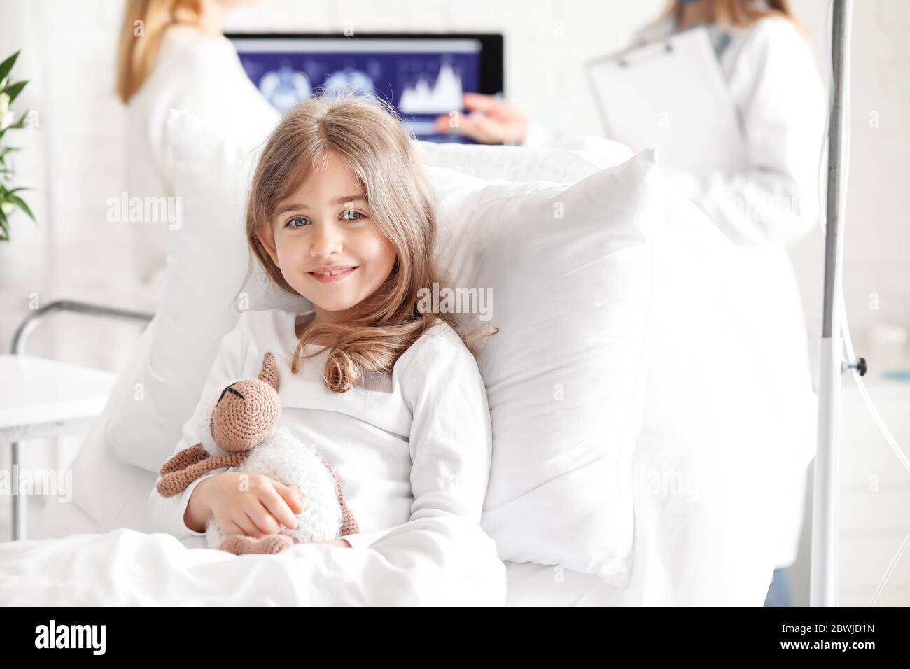 Cute little girl in hospital room Stock Photo - Alamy