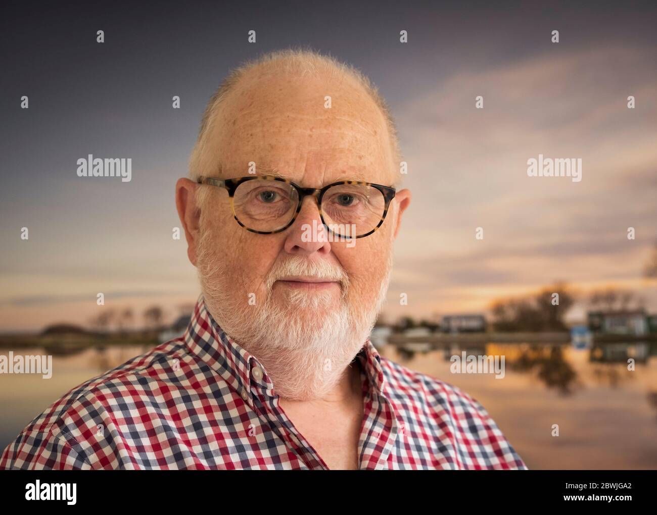 Self portrait old man hi-res stock photography and images - Alamy